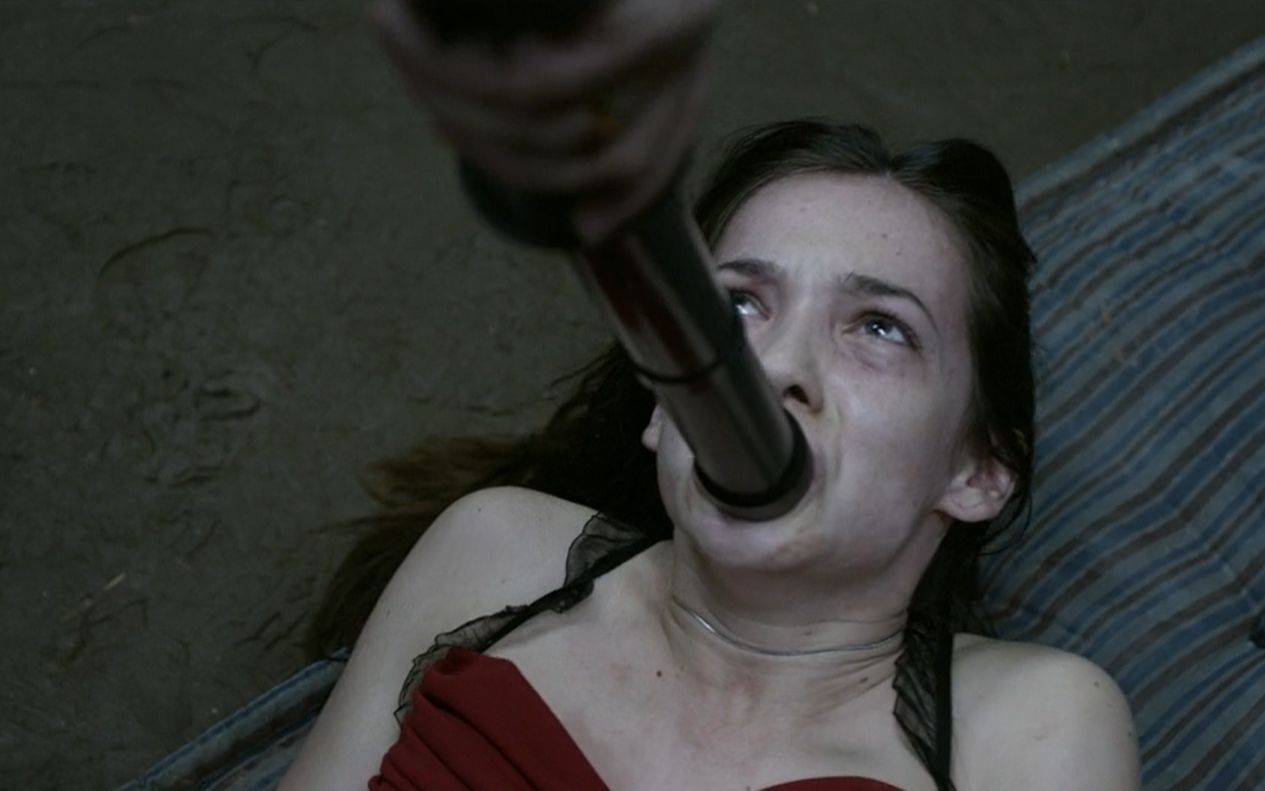 男人将电棍插入女孩体内,进行花样式折磨,女孩以暴制暴,把他鸡蛋给...