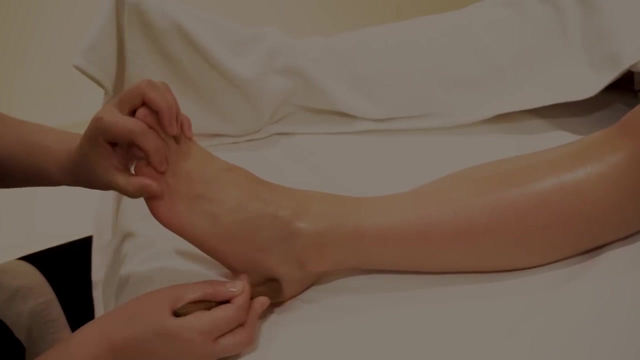 足底按摩拨筋手法教学,舒服到尖叫,学会在家自己做!