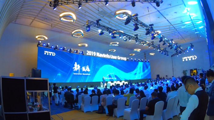 小伙被邀请到上海最高建筑开会,原来圆桌会议是这个样子。