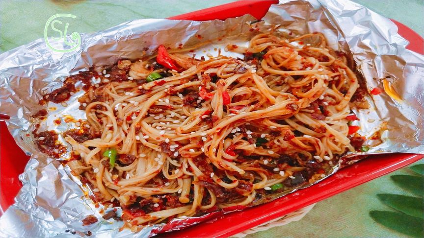 比烧烤店还好吃的烤金针菇,做法简单,香辣解馋,太好吃了