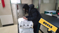 小董带老婆去邮局寄包裹,四个包裹花了220块钱,这价格高么
