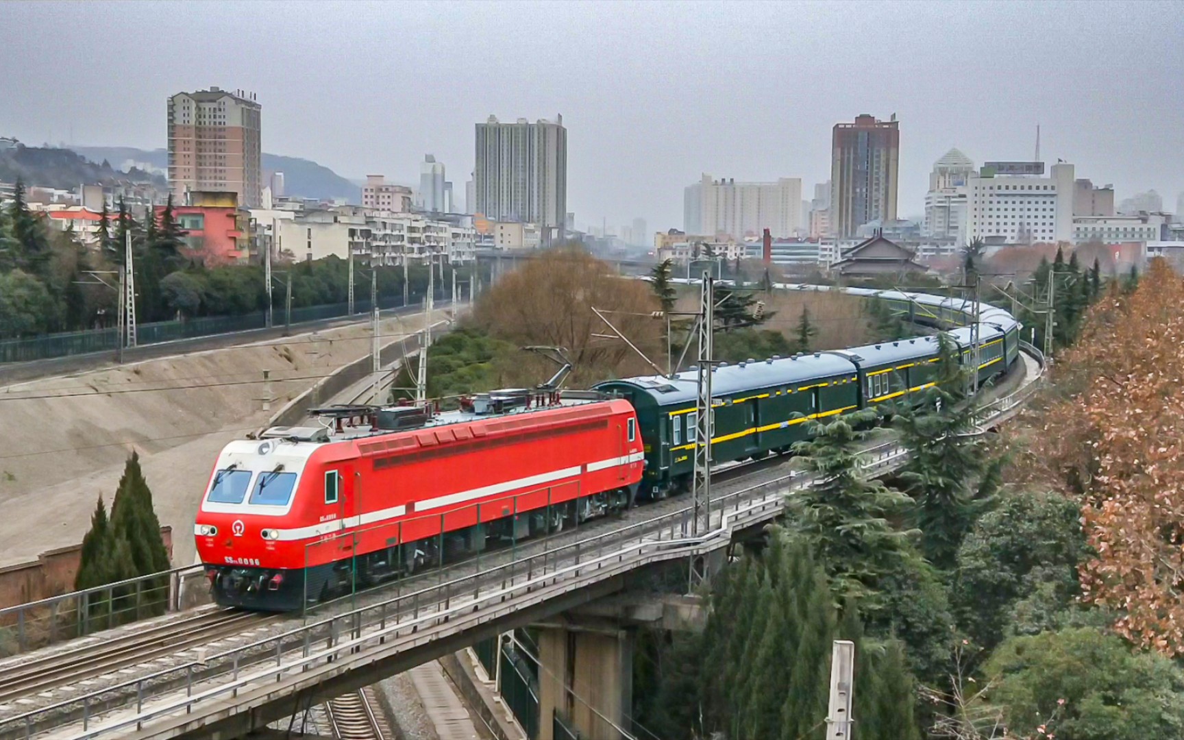 ...道德的沦丧?SS7E 0096牵引客车T197次(郑州～乌鲁木齐)通过西关