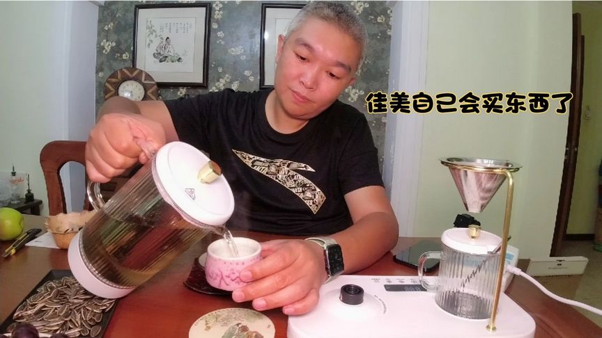 佳美买了一个养生壶,能煮咖啡能煮汤,俩人在家茉莉花茶煮起来