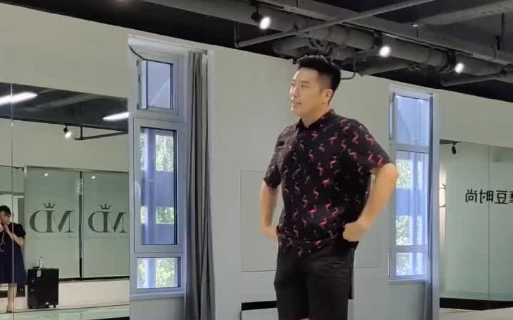 模特步的基本走法分解 在练习 胯 时需要知道的两件事儿