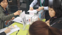 深圳打工小伙看到街边办信用卡送礼品,一下子办了2张,是套路吗