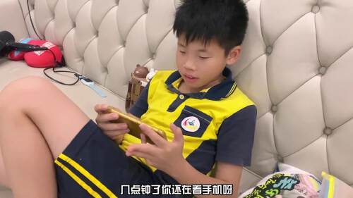 乐乐整天玩手机,妈妈给他看玩手机的危害
