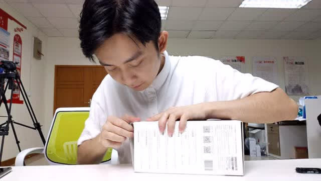 小米新品路由器AC2100开箱:也许是.