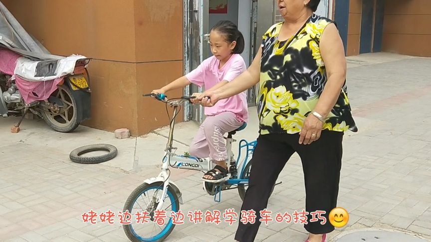 8岁女孩趁暑假练习自行车,不到两个半天学会,怎么做到的?