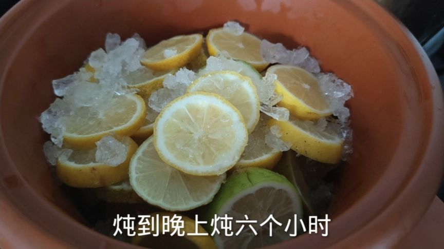 周末妈妈在家做柠檬炖冰糖,有美白养颜功效,酸酸甜甜好喝