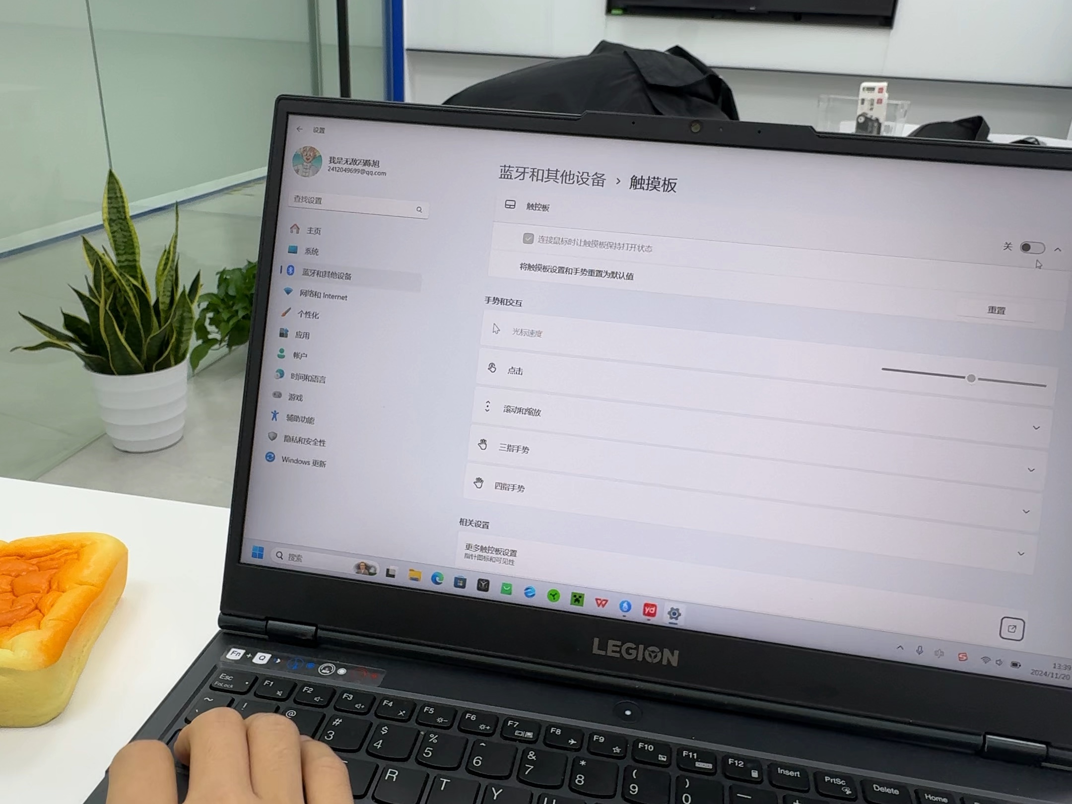 新学会了,玩游戏把笔记本触摸板关掉了,但是鼠标没了,如何用键盘开启...