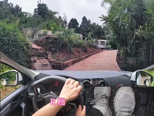 ...镜装上小圆镜,方便观察两侧后轮位置,对新手比较友好,避免轮胎掉沟里