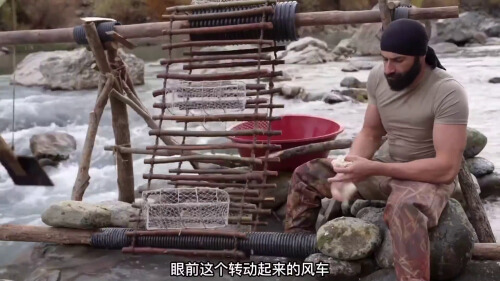 小伙在河流搭建一个水车,利用水流推力,竟能实现自动捕鱼