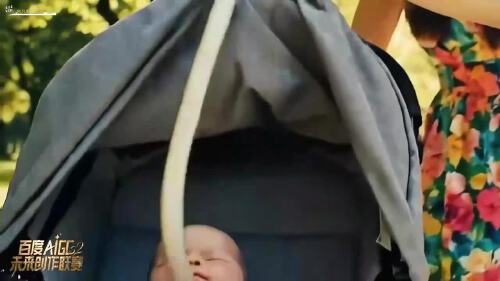 婴儿车惊现活蛇!褶皱抖出瞬间挂上宝宝安全带,家长后怕!