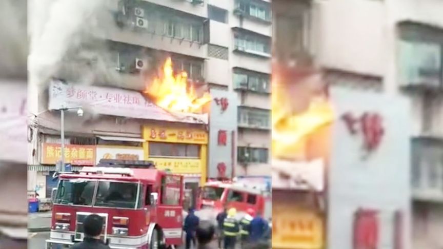 重庆万州一商铺突发火灾,熊熊大火烧到两层楼,事故现场浓烟滚滚