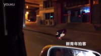 午夜美女当街呕吐
