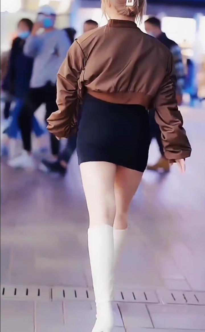 微胖女神,街拍美女穿搭气质#怎么看待有人在超市里先喝水后付款这件...