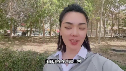 如何区分和田玉的品质,根据颜色和粗细程度,几个手镯对比很明显