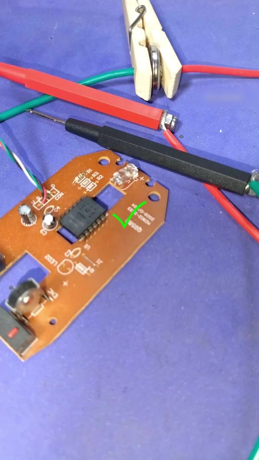 木衣夹 + 纽扣电池 + 导线检测二极管