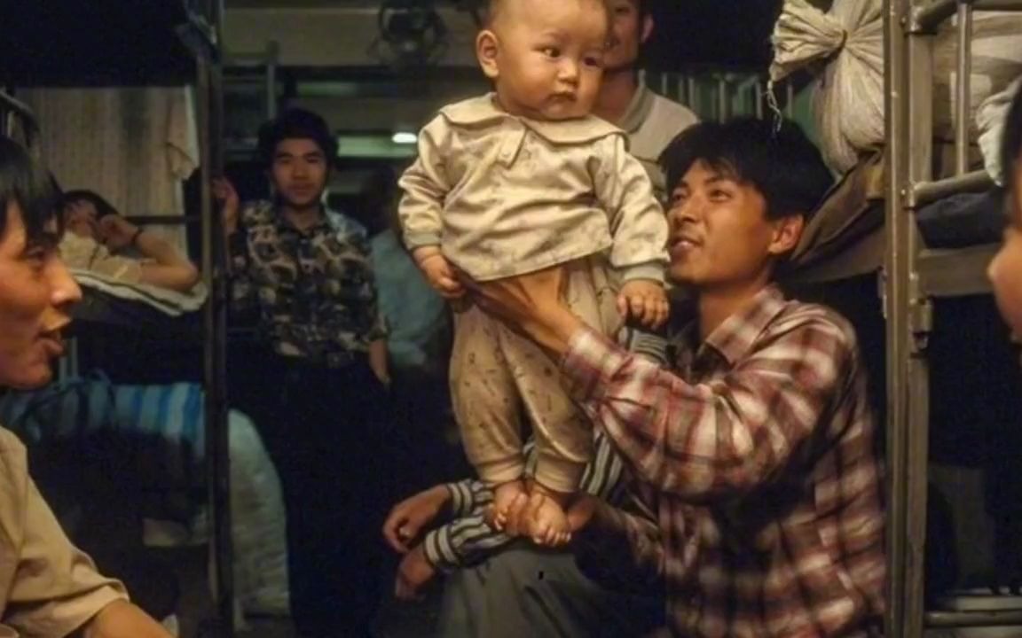 【火车出行】多年前坐火车出行的人们,火车的变化见证了时代的发展,...