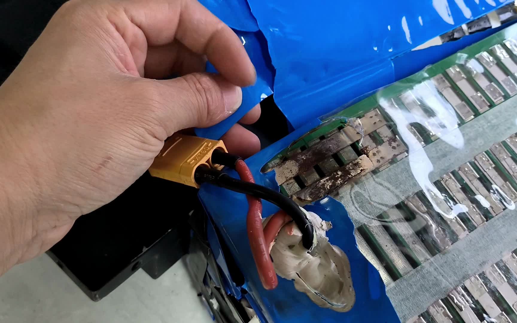 电动车锂电池带逆变器使用,绝缘膜烧了一个洞,拆修一组60v20ah锂电池