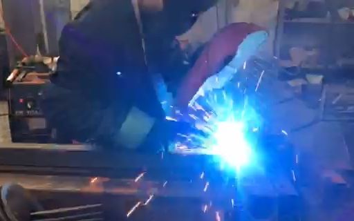 堆垛架生产厂家采用二氧化碳焊接堆垛架底座