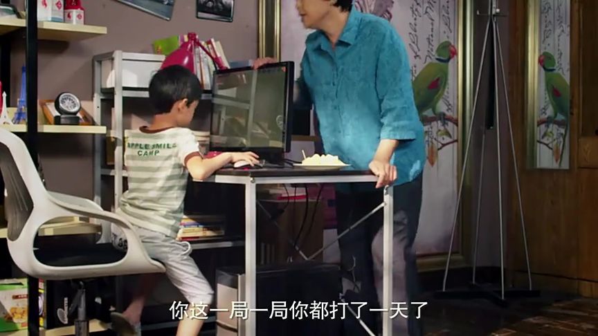 小孩玩游戏不做作业,奶奶直接把电脑关了,孩子背起书包就走