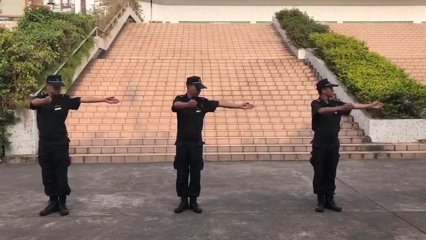 保安交通手势练习,身材好,动作标准整齐