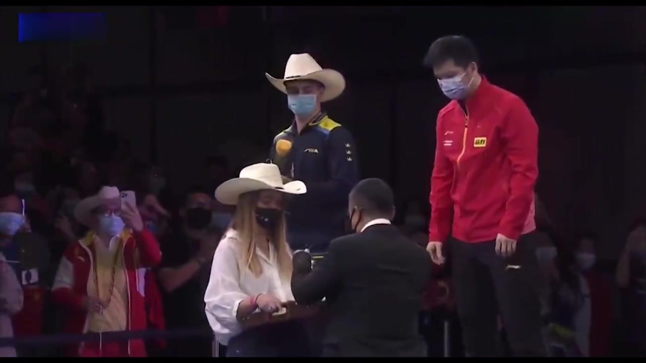 孙颖莎樊振东夺冠,颁奖时两人搞笑一幕笑翻全场,无愧国乒喜剧人