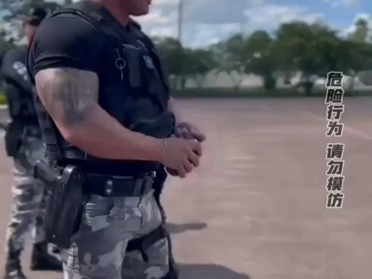 大兵将手雷扔在平地上,爆炸的威力似乎不对劲