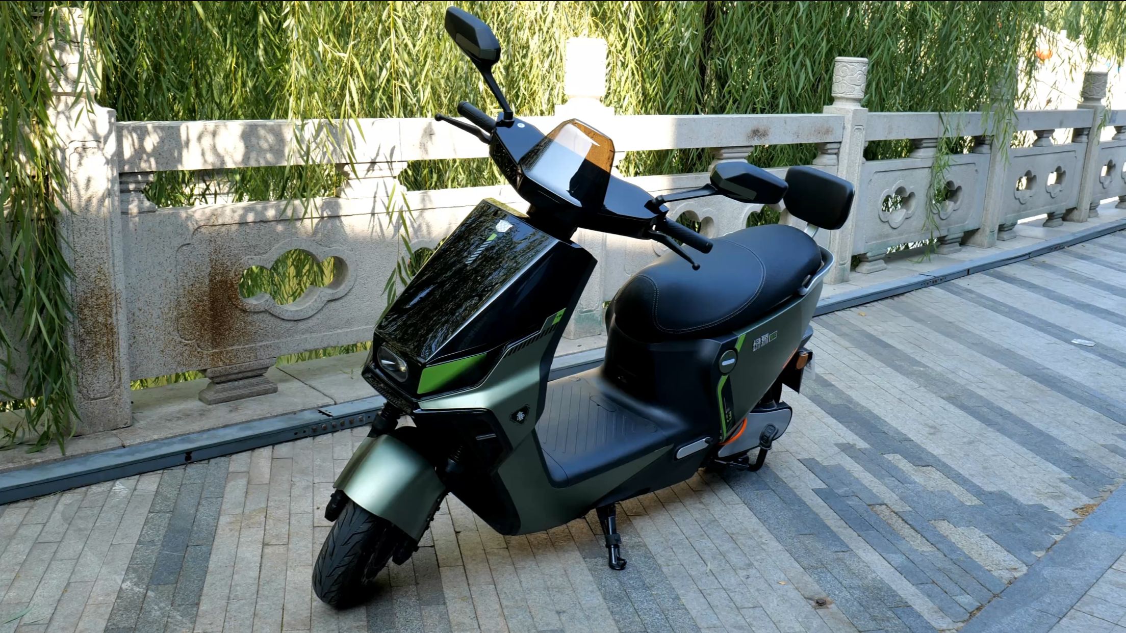 绿源S75电动摩托车:真实电量合法载人,100公里续航60km峰速