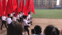 运动会上的举旗方阵,旁边的小姐姐肯定是个花痴,一直在说:好帅