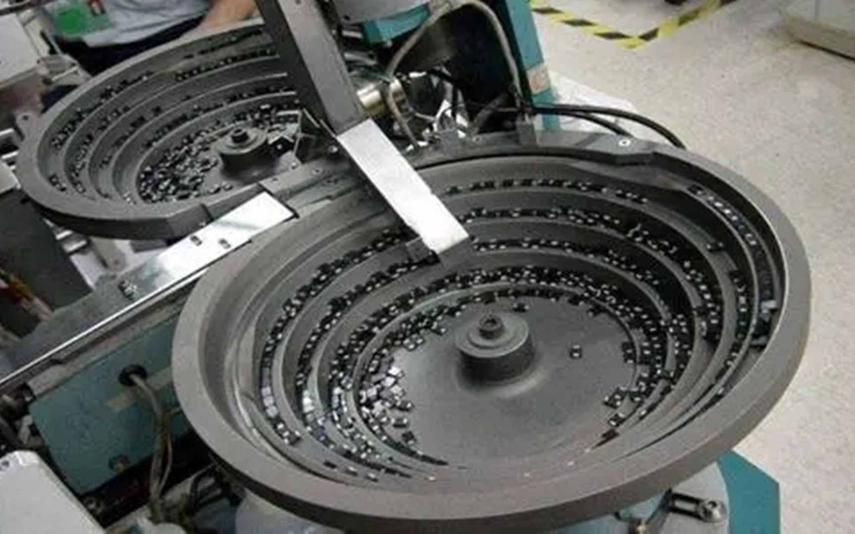 振动盘供料机构如何防止物料堆积?