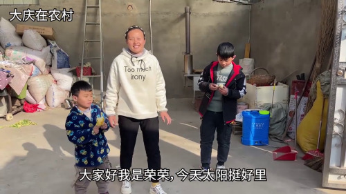 妈妈带儿子去草莓园摘草莓,现在多少钱一斤?一会摘了一大篮子