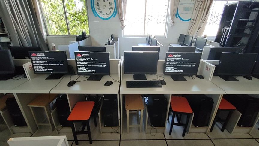 小学电教室的电脑维修,全是联想台式机电脑,老电脑,呼吁换掉