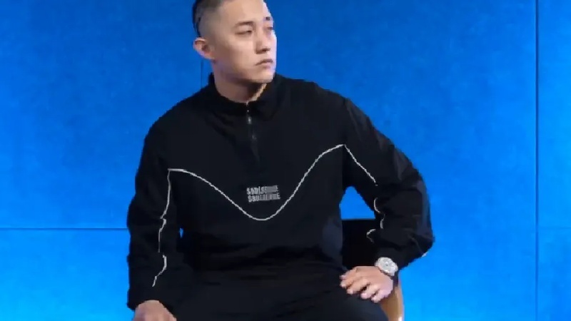立体裁剪下的撞色流畅走线设计,为整体增加流动的线条感