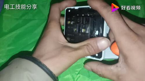 电工知识:10A的单开5孔插座经常烧坏,老电工教你接个16A的插座