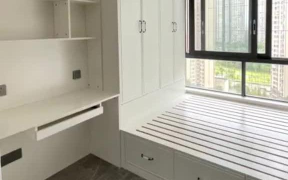 卧室小怎么办?榻榻米衣柜书桌书架一体,7平米的卧室空间利用到极致