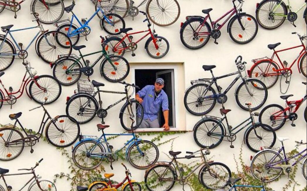 小伙把120辆破损自行车挂墙上,不仅解决了堆积问题还成网红景点