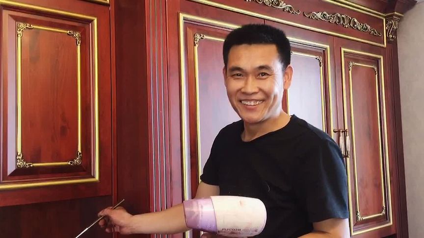 咱大驻马的家具美容师“板凳”李师傅!#高端实木定制 #修补油漆