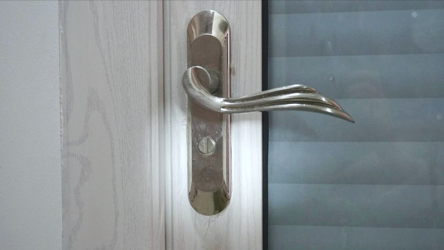 难怪门把手上有个小圆圈,原来是防止被反锁,可惜好多人不知道