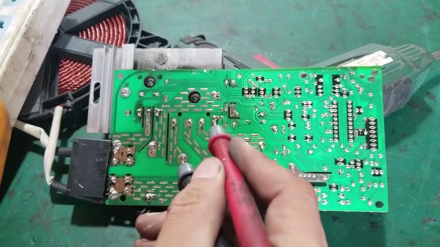 电磁炉不加热 显示E0 检查两小时才发现是这里的问题 差点翻车