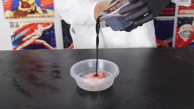 过氧化氢和血会发生什么反应?老外亲自测试,效果感觉好惊悚