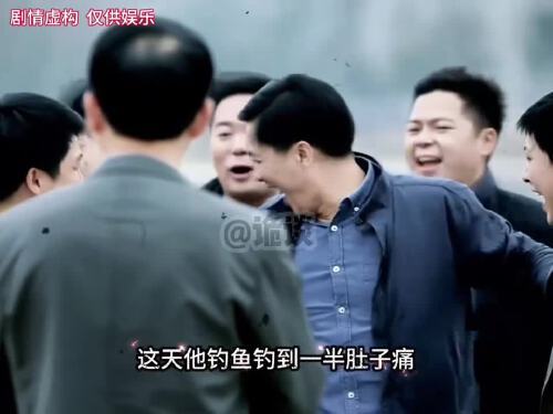 钓鱼佬遭遇终极绝望:鱼竿被拖走,人差点被拽进河!