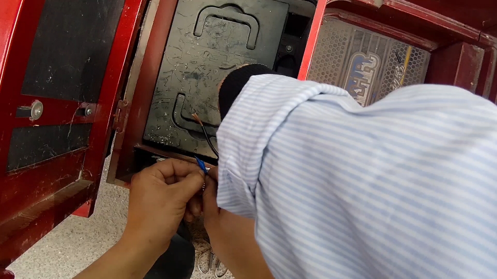 电动三轮车充电头断了,大爷买了个电饭锅插头替换 #三轮车维修