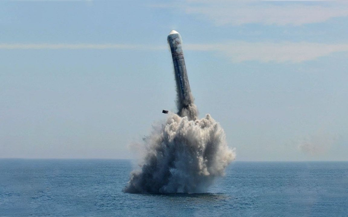 中国核武器库再添一“大将”,导弹破浪而出,美国直言惹不起