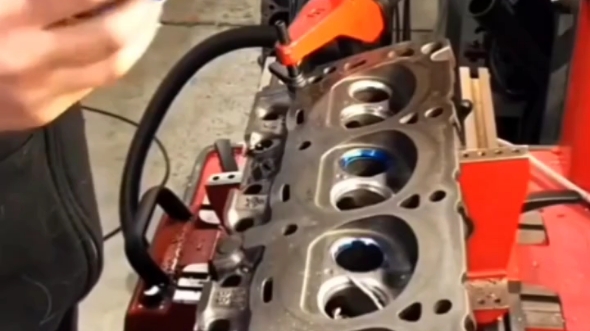 修理工是怎么研磨气门的,不知道太可惜了