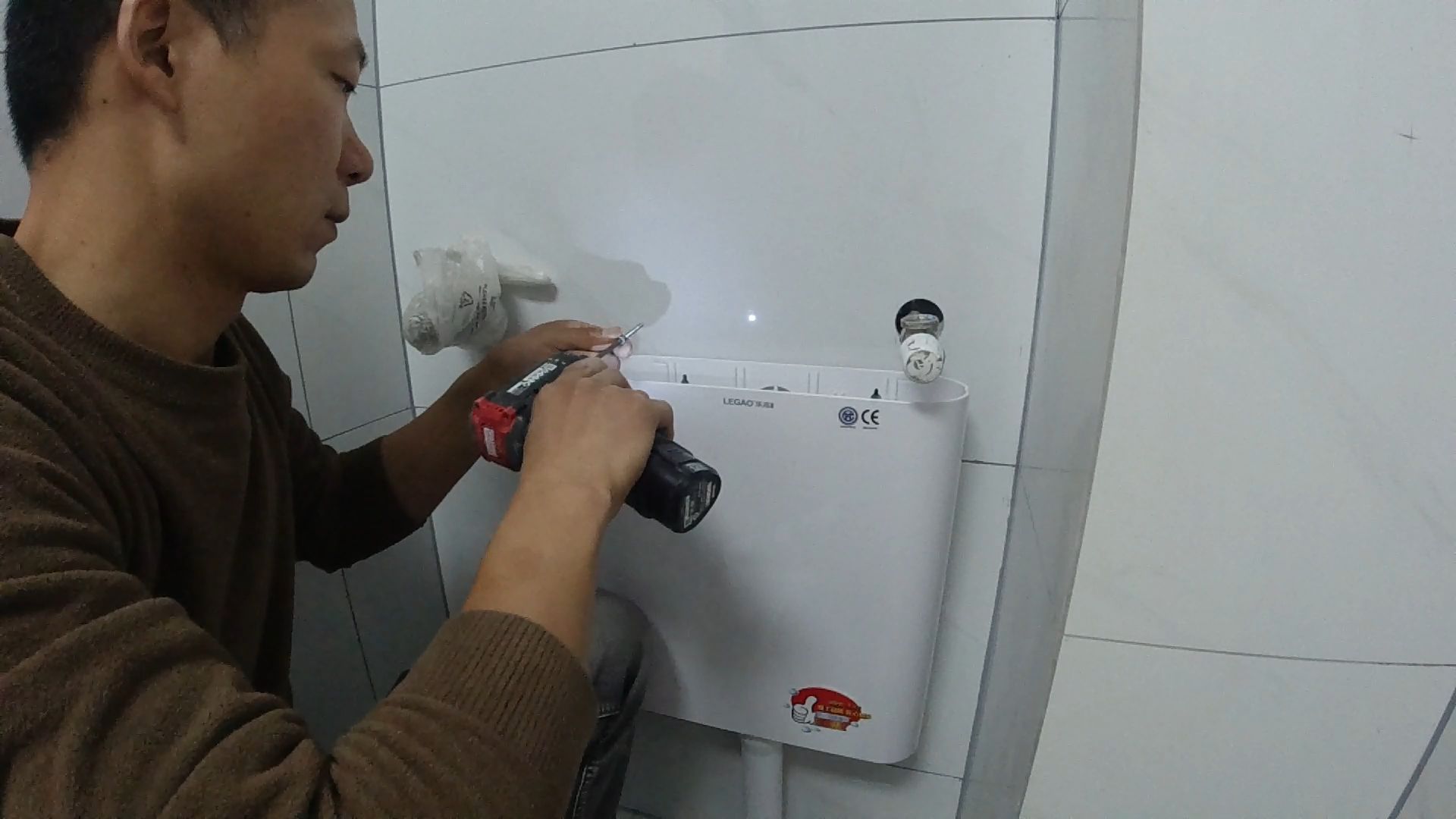 蹲坑马桶水箱安装教程:水电师傅视频详细介绍