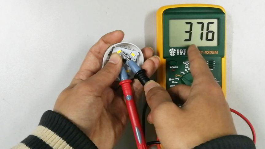 家里LED灯正用着突然不亮了,很有可能这里坏了,教你去怎么维修