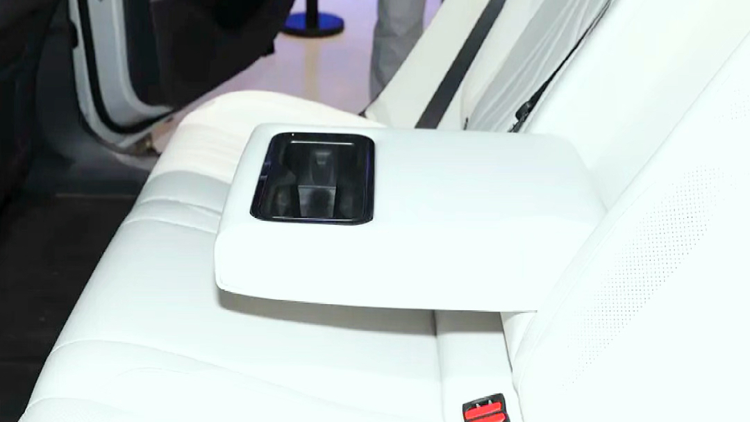 ...又要高,续航还要长,底盘悬架用料也要求好,这两辆车到底该选择哪辆车