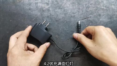 充电器不单单是可以充电,剪断后立马价值翻倍,可以当万用表使用